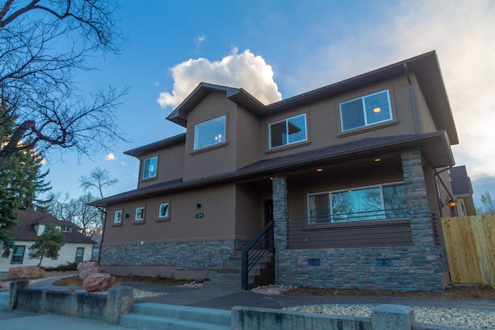 Spacious Home In The Heart Of Colorado Springs - Colorado Springs