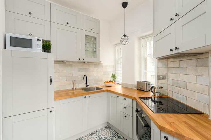 Modern Grassmarket Apt. - Quiet & Close To Castle! - Edinburgh