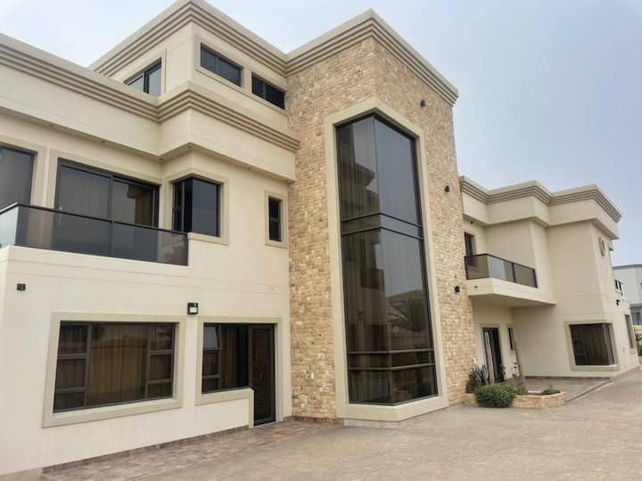 Cheerful 6 Bedroom House , Rooftop Braai Area. - Swakopmund