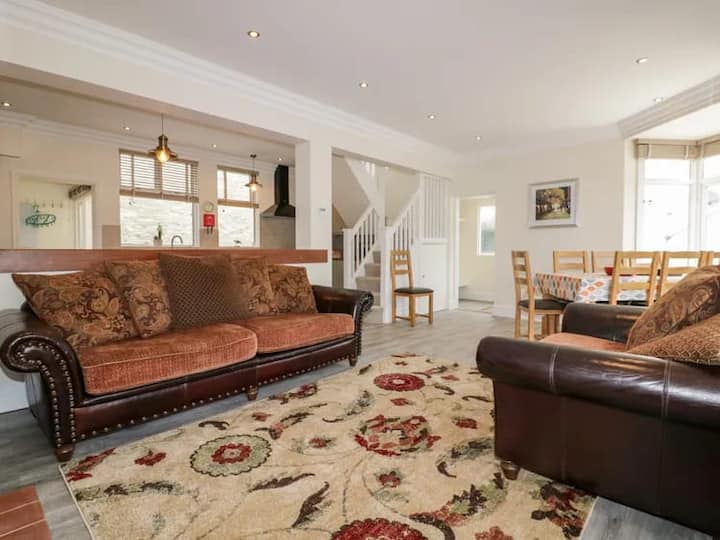 Spacious 5-bedroom Property With Patio - Looe