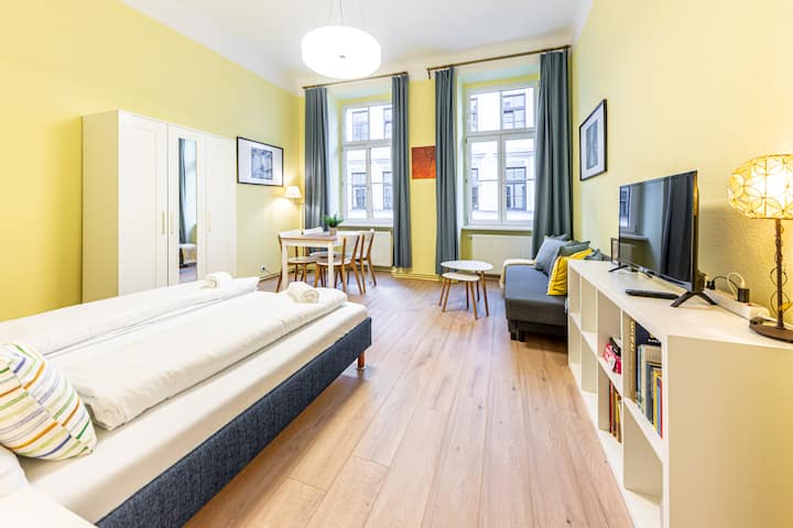 Cozy Apartment Close To Hundertwasserhaus - 