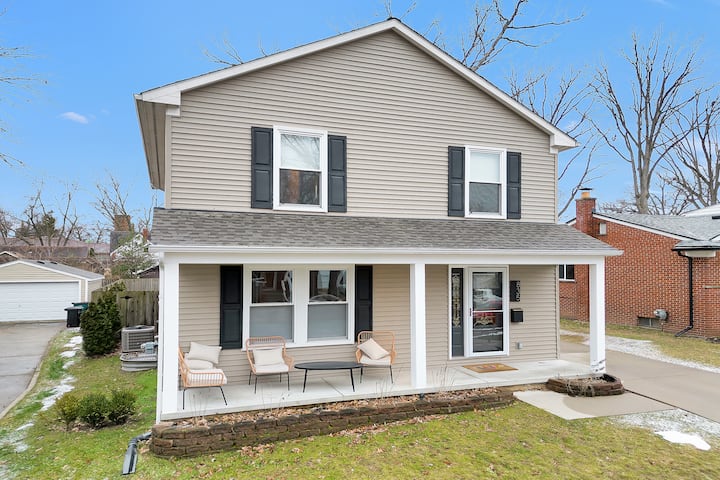 Stylish 3 Bed/2.5 Bath Home Blocks From Downtown! - Carousel, Huntington Woods