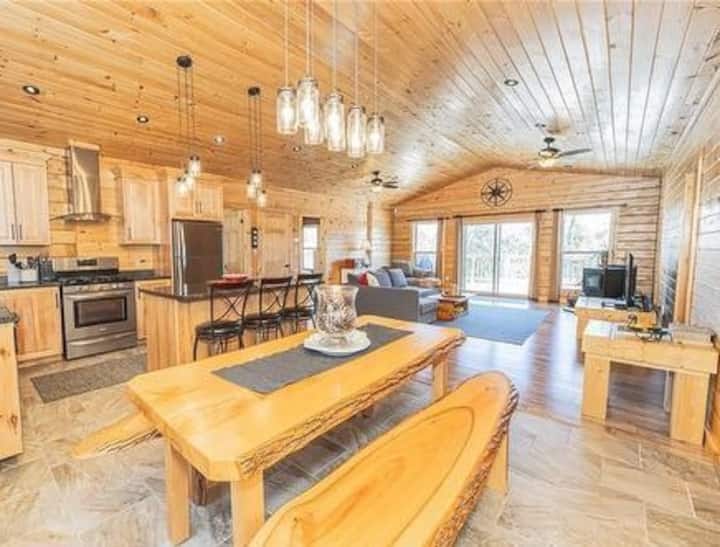 5 Bedroom Waterfront Cottage Vacation Property - Kawartha Lakes