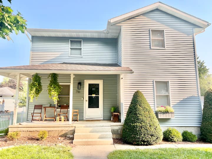 Modern Close Quarters River Trail & Bluffview Home - Decorah, IA