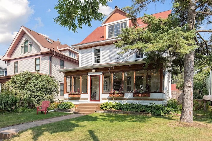 Historic Mpls. Home Walking Distance To Lakes - Minneapolis−Saint Paul Airport (MSP)
