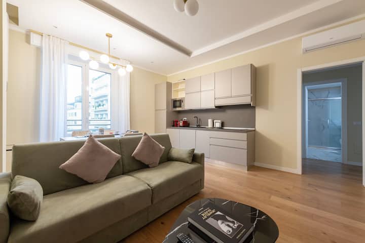 Design 2 Bedroom Apartment - 6 Guests: Milan Duomo - Milan