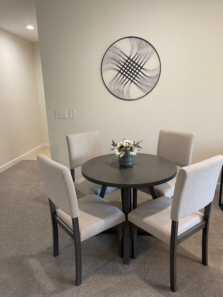 Modern  Feel  Condo 2 Bd /2 Bath 1 Car Garage - Champaign, IL