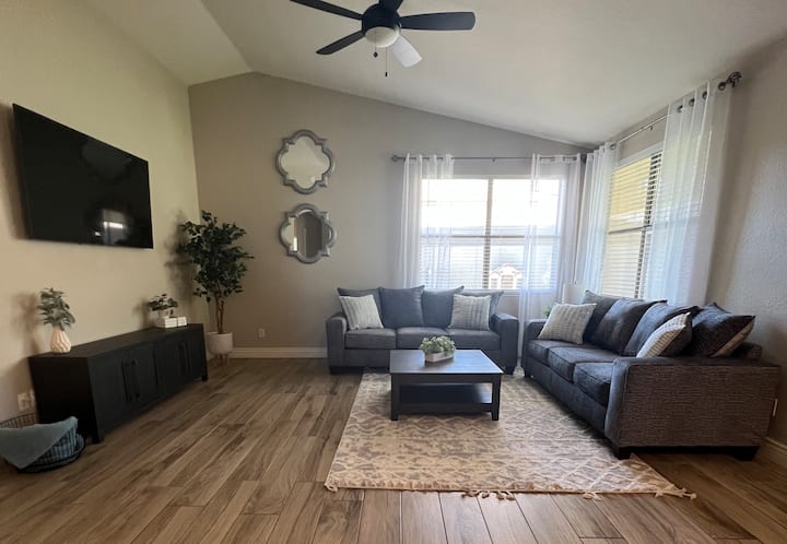 Pool And Big Backyard W/ 3 Bedrooms - Glendale, AZ