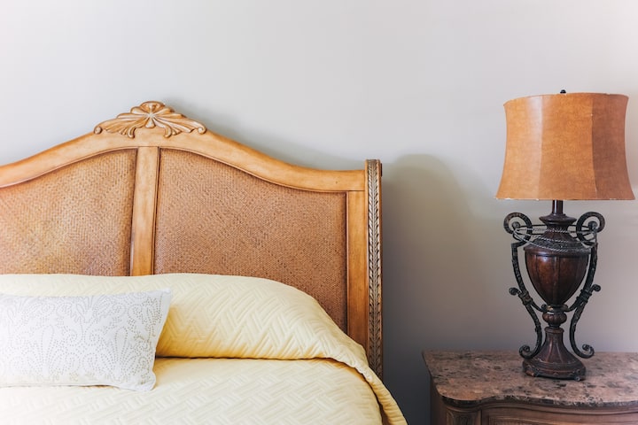 Cozy Downtown Gem | Fully Equipped | Free Parking - Mobile, AL