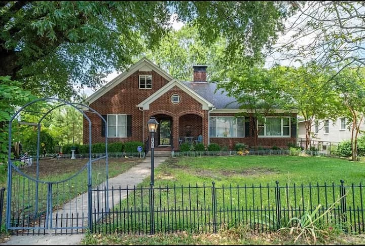 Retro Bungalow - Hot Springs, AR