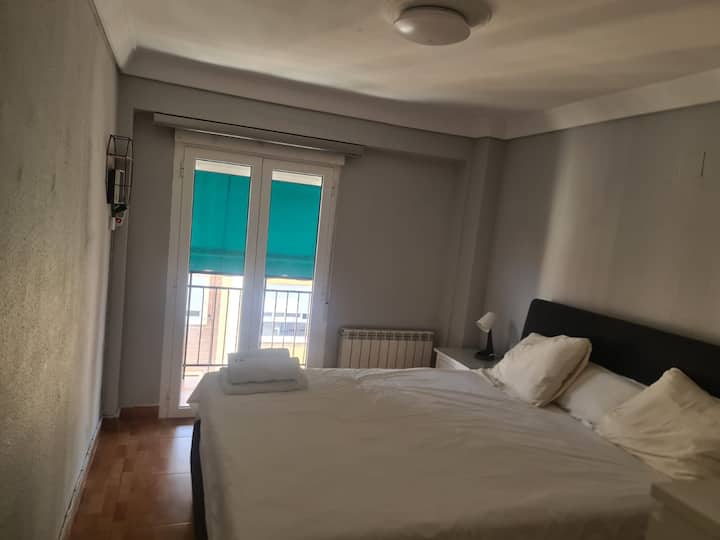 Lovely 3 Bedroom Flat In Zaragoza - La Almozara - Zaragoza, España