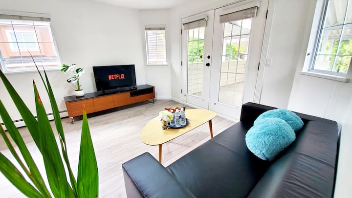 Family-friendly Retreat: Spacious 3-bedroom Home - Vancouver Island