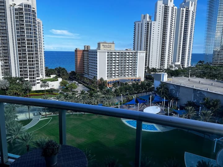 Modern Ocean Suite! - Pool & Free Parking - Sunny Isles Beach, FL