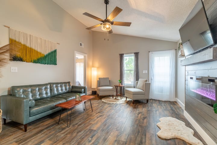 Stylish 3/2 Home |Google Fiber| Fenced Yard Woof! - Apex, NC