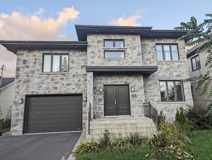 Warmy, Modern And Spacious House - Beloeil