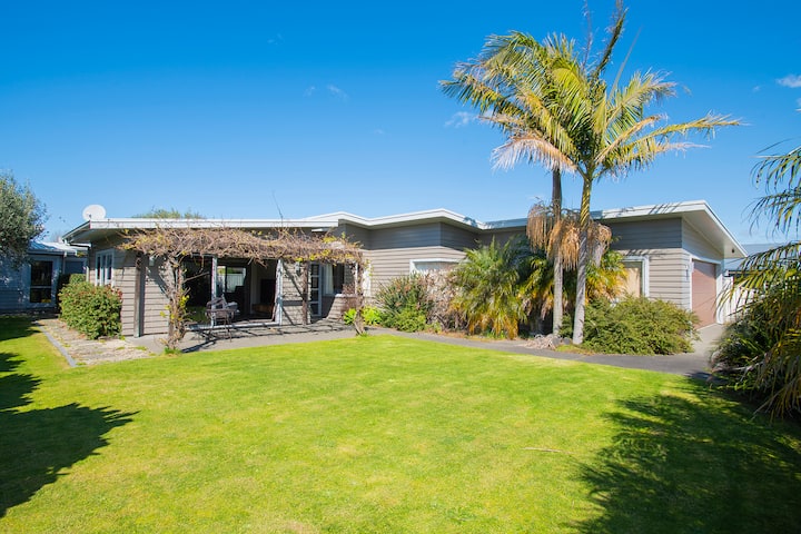 Modern 4-bedroom Home With Spacious Living Areas - Gisborne