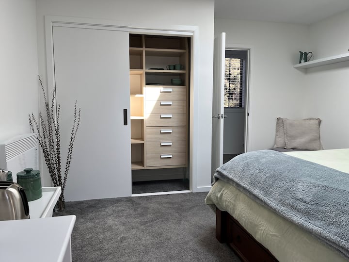 Modern, Tranquil Getaway, Close To Town. - Wānaka