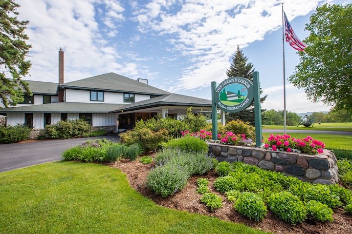 Standard King | The Leland Lodge - Leland, MI