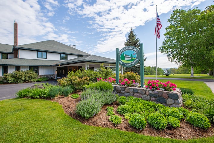 Deluxe Double Queen | The Leland Lodge - Leland, MI