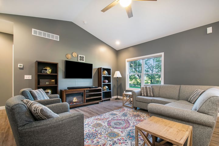 Great Location! 3 Minute Drive Notre Dame-sleeps12 - Mishawaka, IN