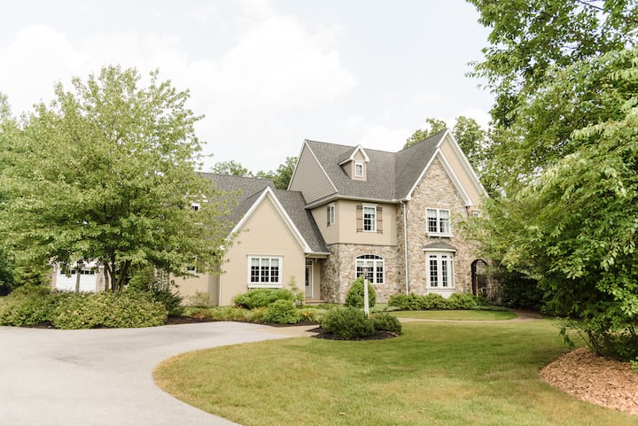 Spacious Whole House Retreat With Awesome Backyard - Morgantown, PA