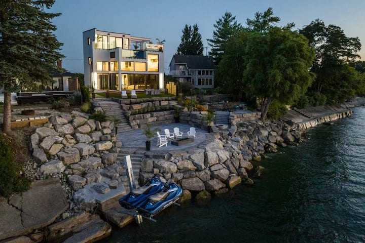 Water, Wine And A Rooftop Pool - Niagara-on-the-Lake