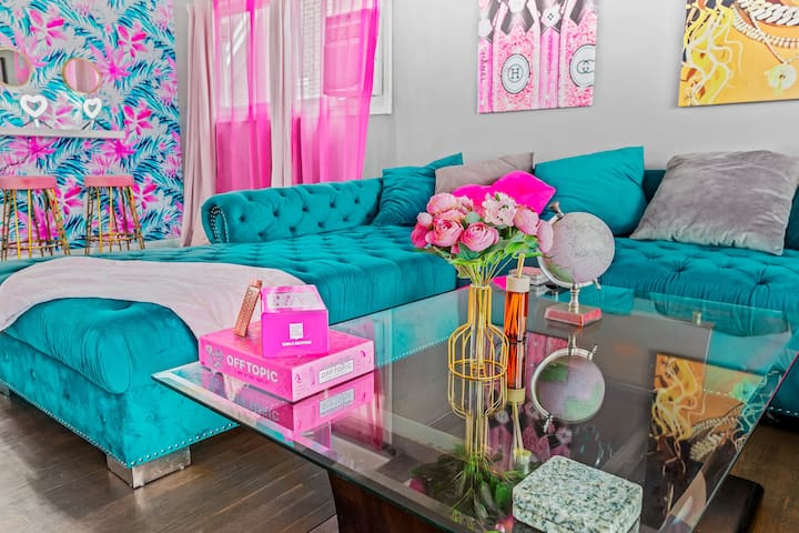 The Selfie House: Pink Persuasion Situation- 5 Bed - Detroit, MI