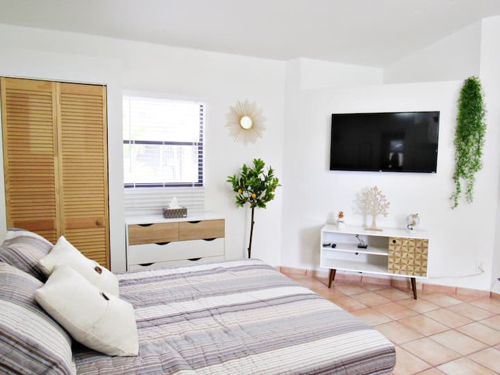 Lovely Loft 2 Miles From The Beach! - Hollywood, FL