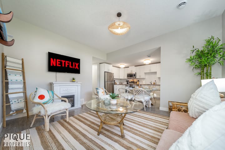 Boho Chic Suite | Long Stays | Fireplace | Garage - Edmonton