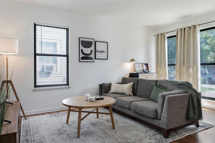 New Cozy Mid-century 2 Bedroom, Pet, Central - Dallas, TX
