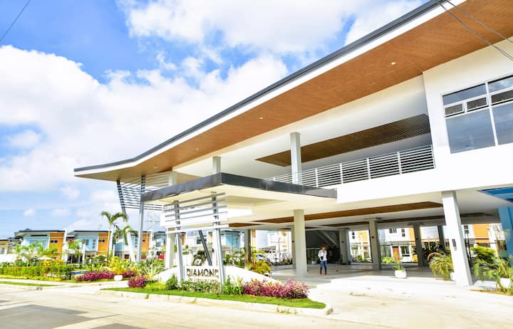 Pool & Airport Ride— Sleeps 10! - Davao City