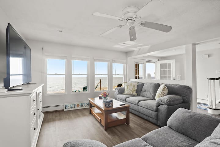 Pet Friendly Milford Beachfront Home - Milford, CT
