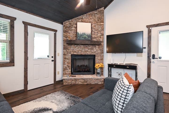 Blueberry Woods Cottage - Includes A Hot Tub! - Murphy, NC