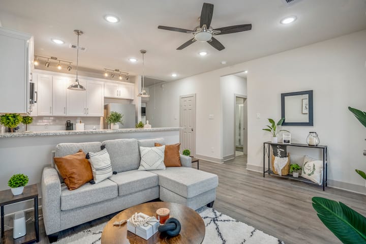 Brand New Luxurious Cozy Home Near Main Attraction - Houston, TX