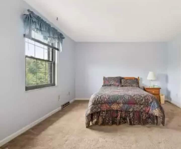 Peaceful And Tranquil Room - Plum, PA