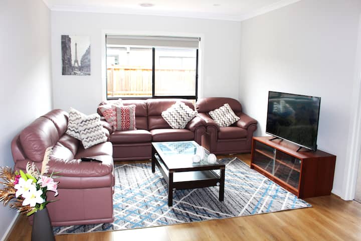 4 Bedroom Modern House In A Tranquil Location - Cranbourne