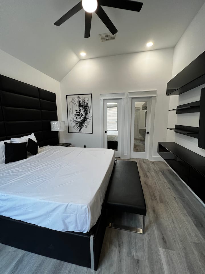 New, King Bed, Private Entrance Guest Suite - Houston, TX