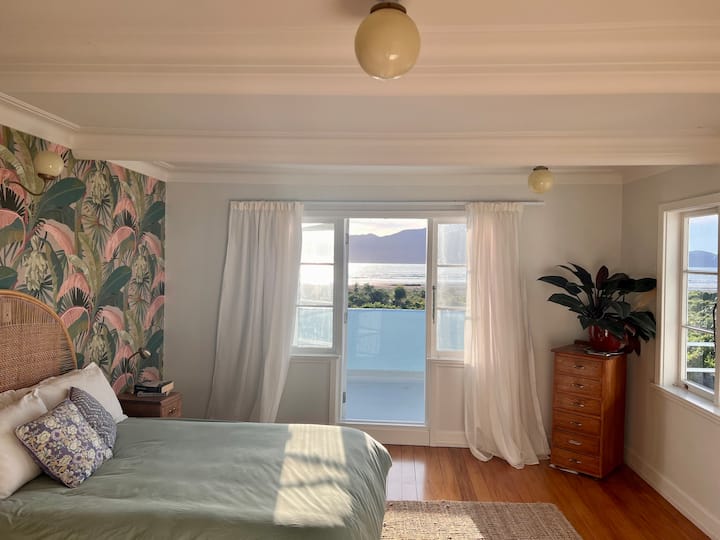 The Blue Beachfront Retreat - Paraparaumu