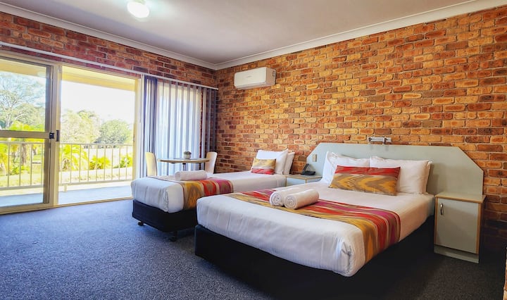 Queen Deluxe Room With Pond And Golf Course View - Wingham