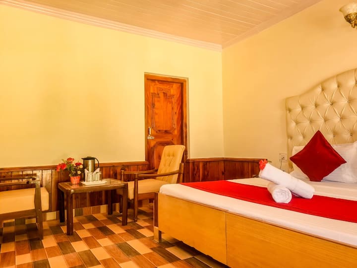 Spacious Room With Balcony & City View. - Manali