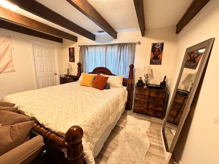 Peaceful Escape, Private Bedroom With Spa Tub. - Louisville, KY