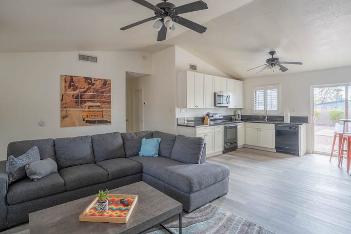 Heka | Hip Slick 4-br Tempe Home - Tempe, AZ