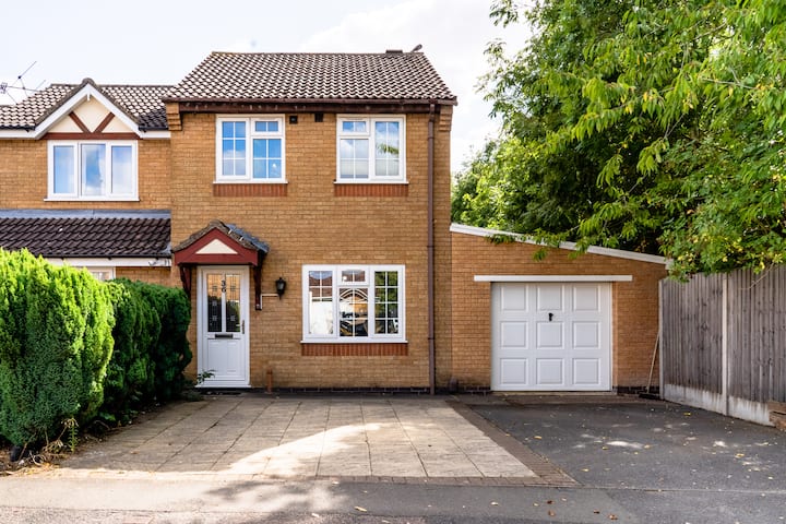 Cheerful 3 Bedroom Family Home With Parking - Melton Mowbray
