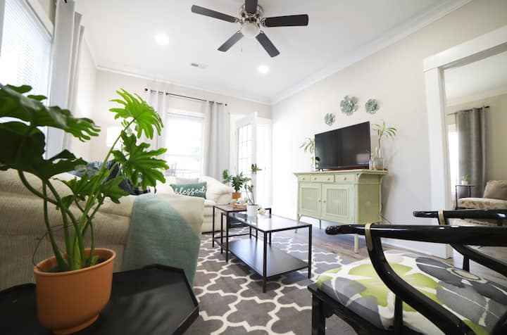 Stylish Apt W/ Balcony, Uncg, Coliseum, Cone, Long - Greensboro, NC