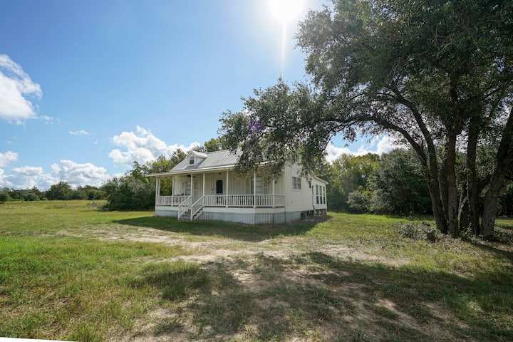 Cheerful 5-bedroom Farmhouse In Round Top! - Round Top, TX