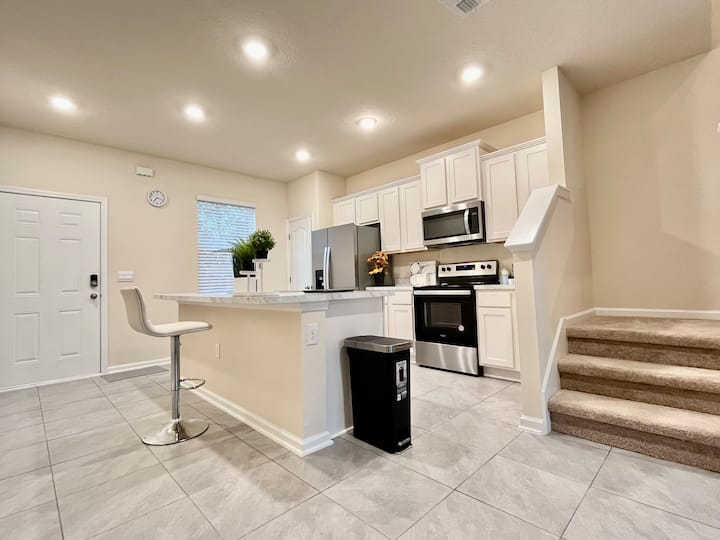 Cozy Townhome Of 2 Beds 2.5 Bath - Jacksonville, FL