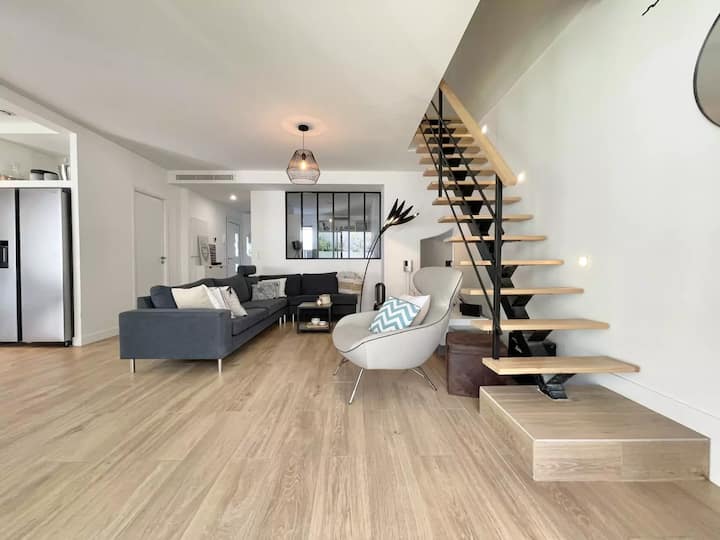 Modern House On Top Of A Hill With Aircon - ibis budget Nice Californie Lenval
