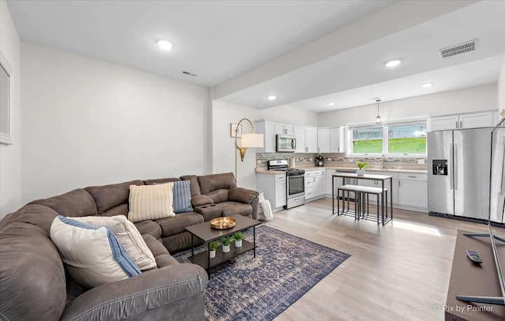 King Bed | Crystal Lake | Mchenry | Cary | Cozy - Cary, IL