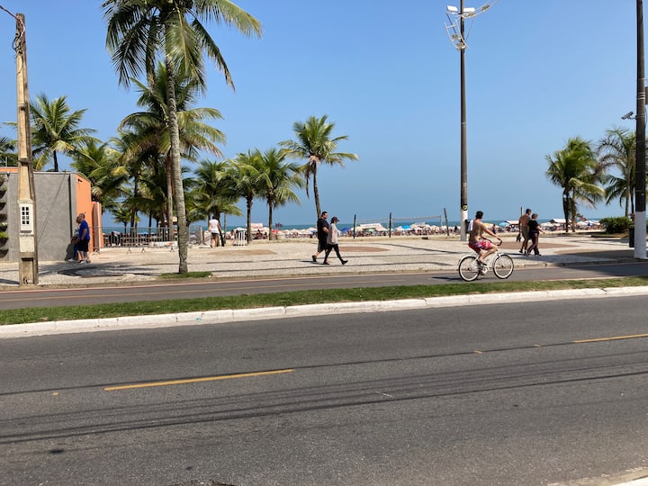 Apartamento Térreo Localizado Em Frente Ao Mar. - Santos