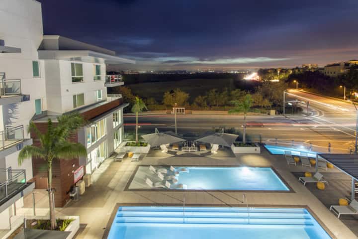 Luxury 1 Bedroom Haven With Gorgeous View! - Newport